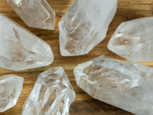 Pha lê tự nhiên là gì? Nên chọn pha lê nhân tạo hay tự nhiên?